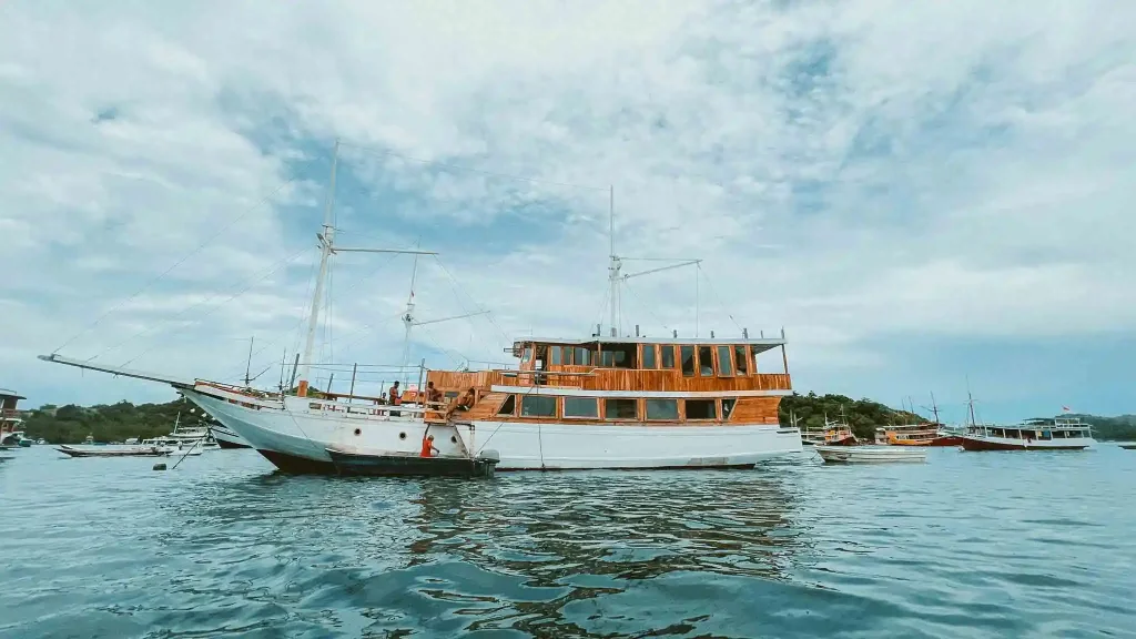 Sewa Kapal Maheswari Phinisi - Kapal Deluxe 2025